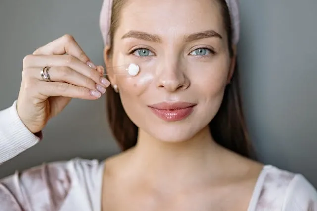 Routine visage apaisante : gestes doux, peau sereine